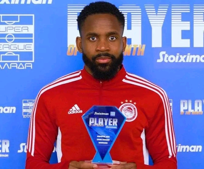 Grèce : Élu Joueur du mois ,Bakambu reçoit son trophée pour sa ...
