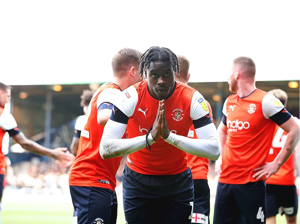 Pelly Ruddock Mpanzu prolonge son contrat avec Luton Town après des ...