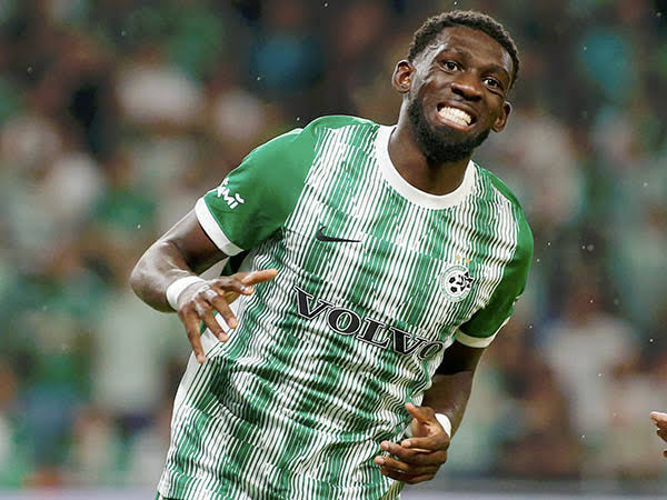 Mercato : Dylan Batubinsika annonce son départ du Maccabi Haïfa après ...